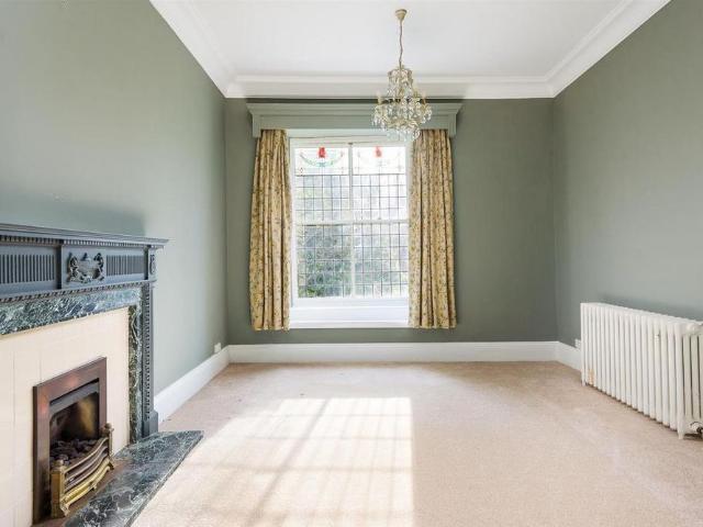 5 bedroom detached house to rent