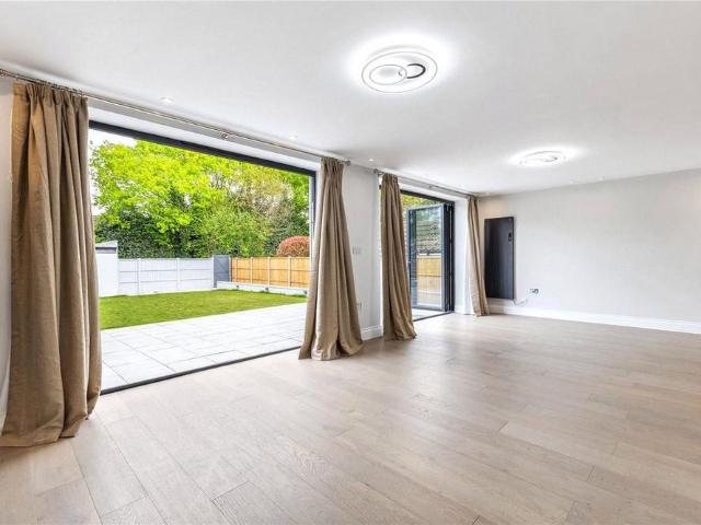 5 bedroom detached house to rent