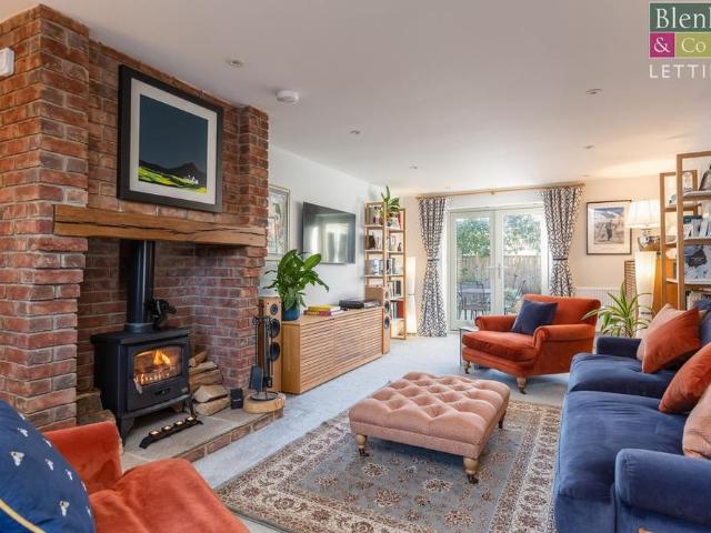 5 bedroom detached house to rent