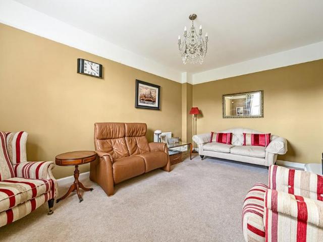 5 bedroom detached house to rent