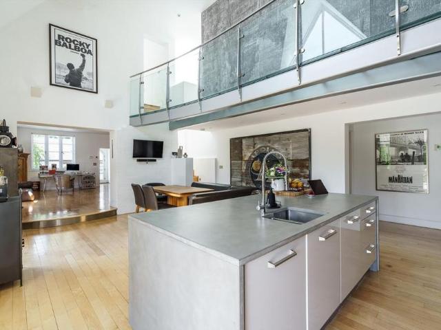 5 bedroom detached house to rent