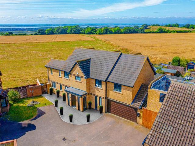 5 bedroom detached house to rent
