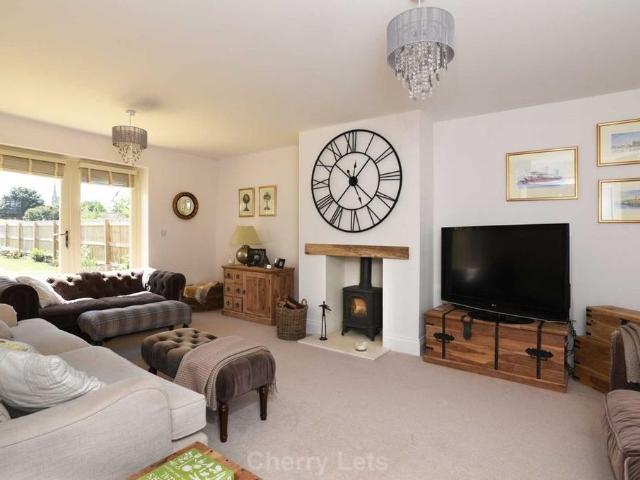 5 bedroom detached house to rent