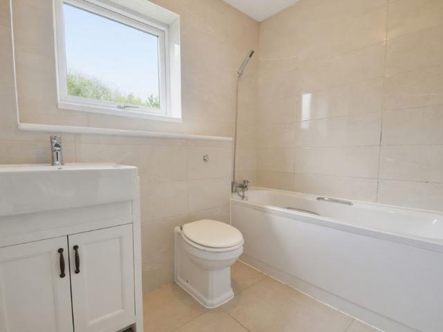 5 bedroom Detached house to rent