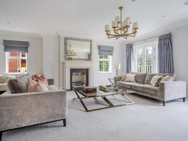 5 bedroom detached house to rent