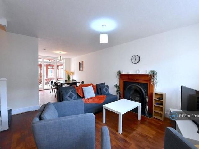 5 bedroom detached house to rent