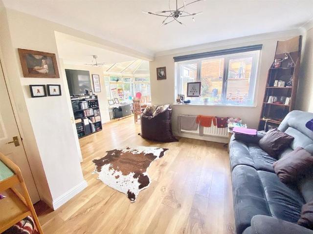 5 bedroom detached house to rent