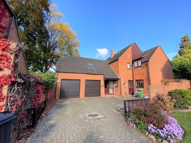 5 bedroom detached house to rent