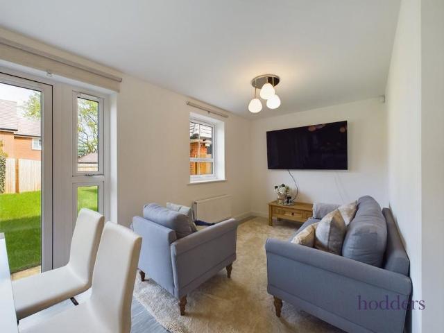 5 bedroom detached house to rent