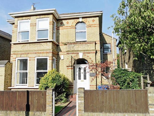 5 bedroom detached house to rent