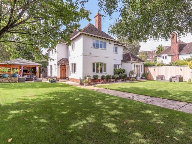 5 bedroom detached house to rent