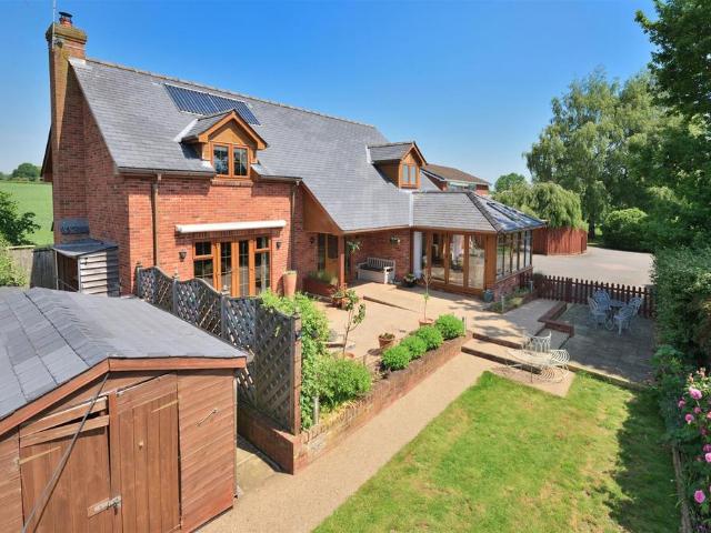 5 bedroom detached house to rent