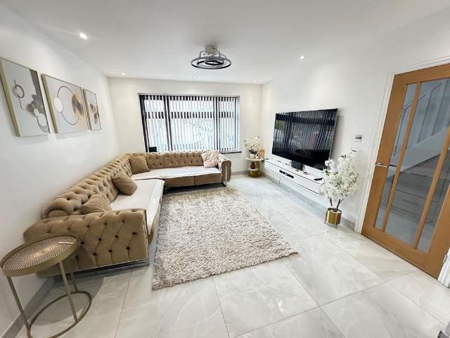 5 bedroom detached house to rent