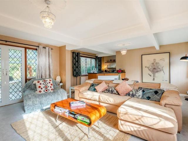 5 bedroom detached house to rent
