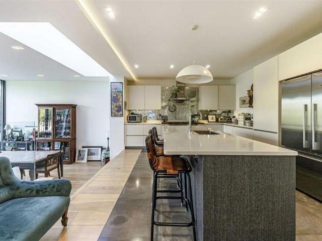 5 bedroom detached house to rent