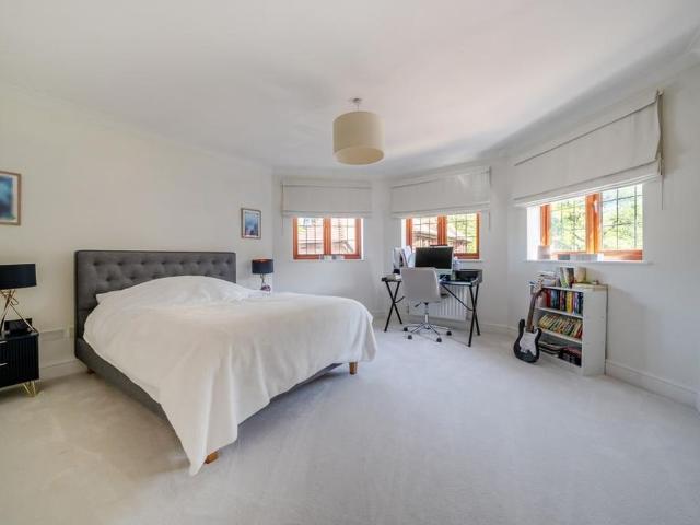 5 bedroom detached house to rent