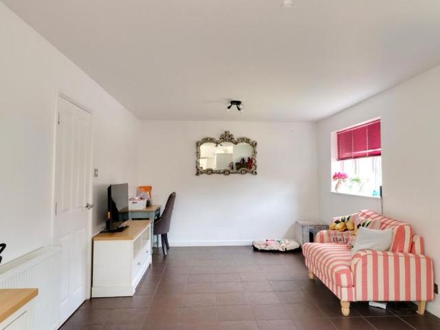 5 bedroom detached house to rent