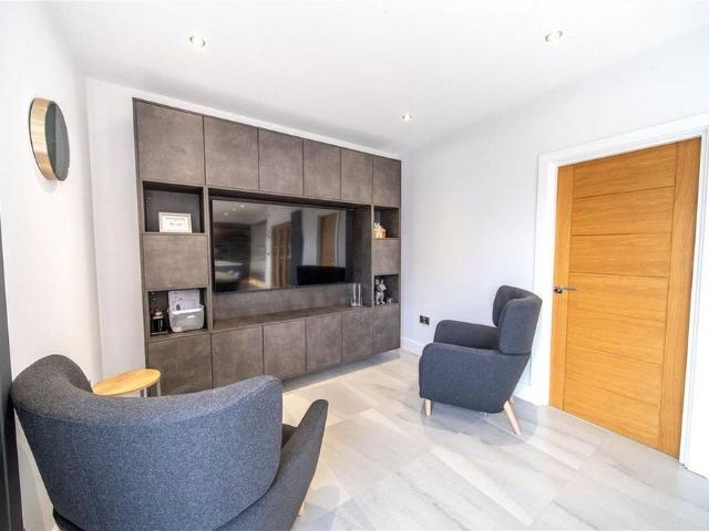5 bedroom detached house to rent