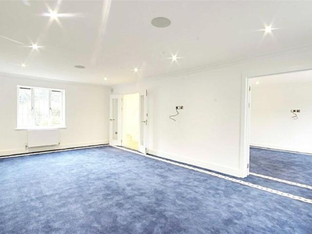 5 bedroom detached house to rent