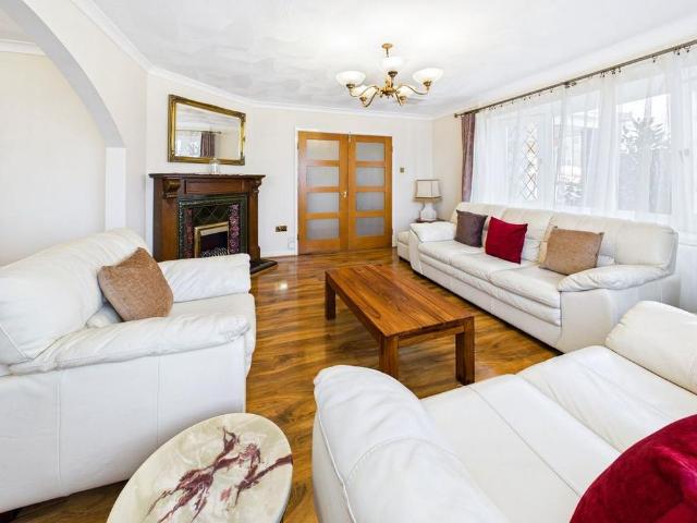 5 bedroom detached house to rent