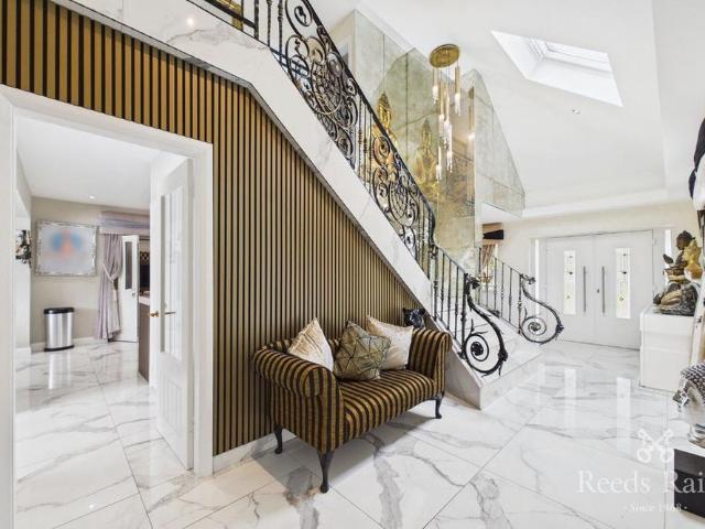 5 bedroom detached house to rent