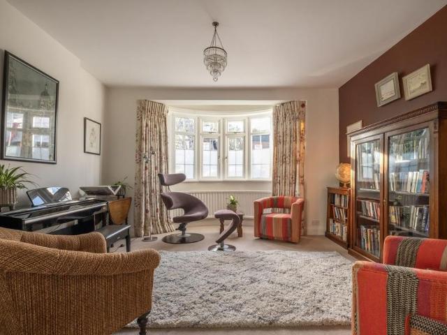 5 bedroom detached house to rent