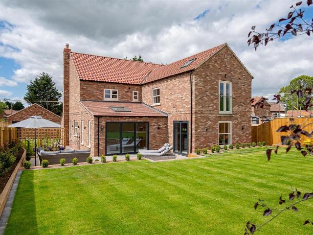 5 bedroom detached house to rent