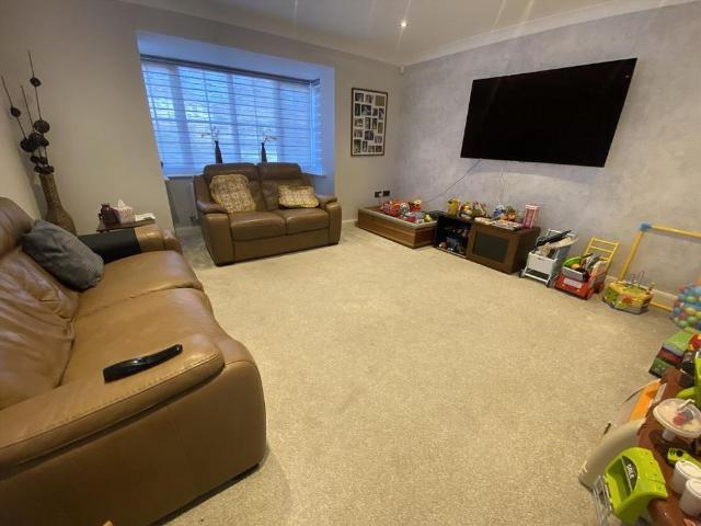 5 bedroom detached house to rent
