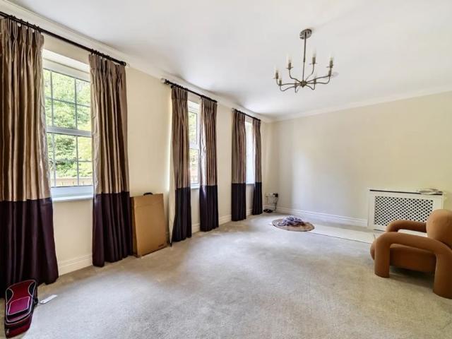 5 bedroom detached house to rent