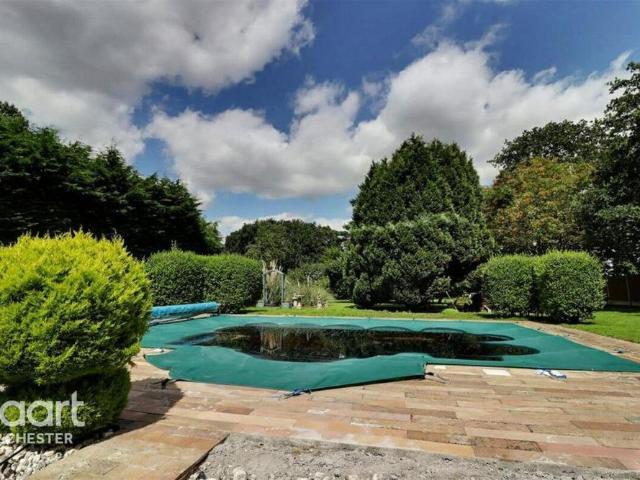 5 bedroom detached house to rent