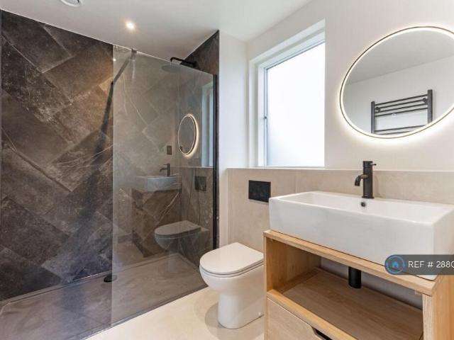5 bedroom detached house to rent