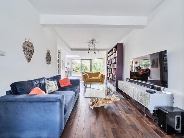 5 bedroom detached house to rent