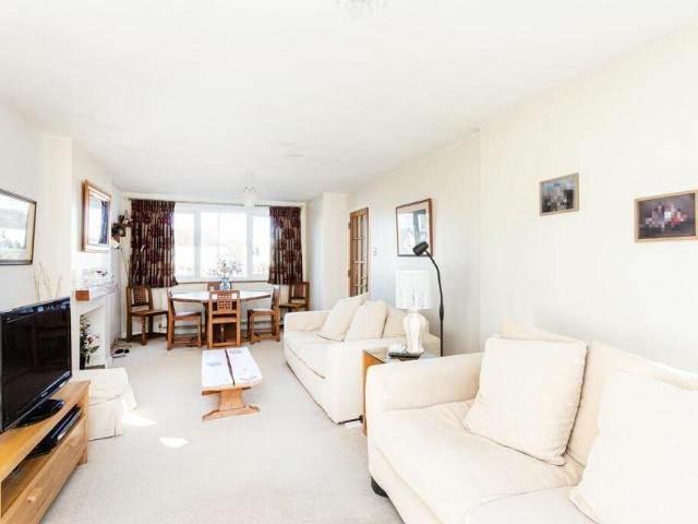 5 bedroom detached house to rent