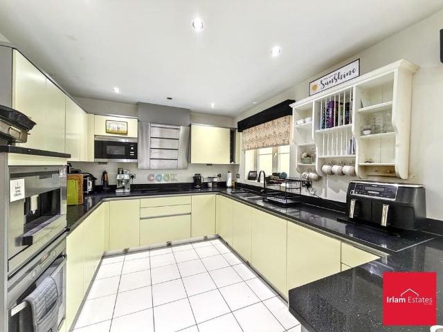 5 bedroom detached house to rent