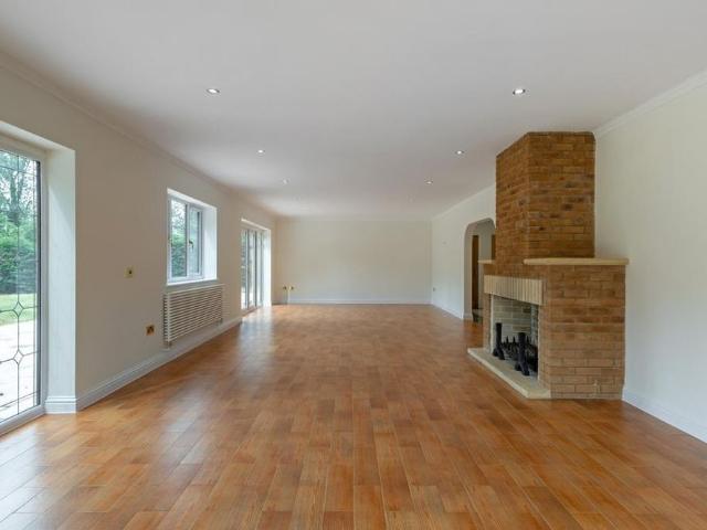 5 bedroom detached house to rent