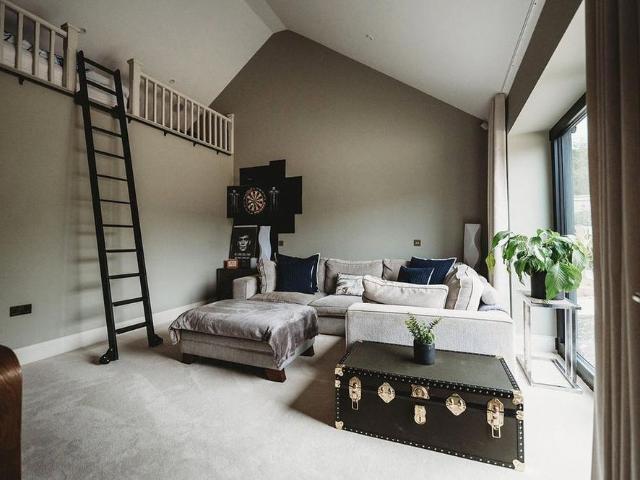 5 bedroom detached house to rent