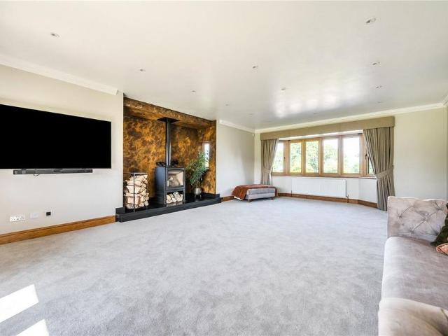 5 bedroom detached house to rent