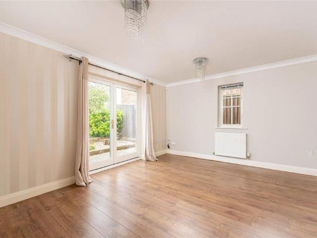 5 bedroom detached house to rent
