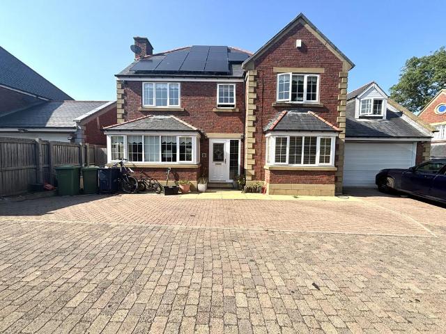 5 bedroom detached house to rent