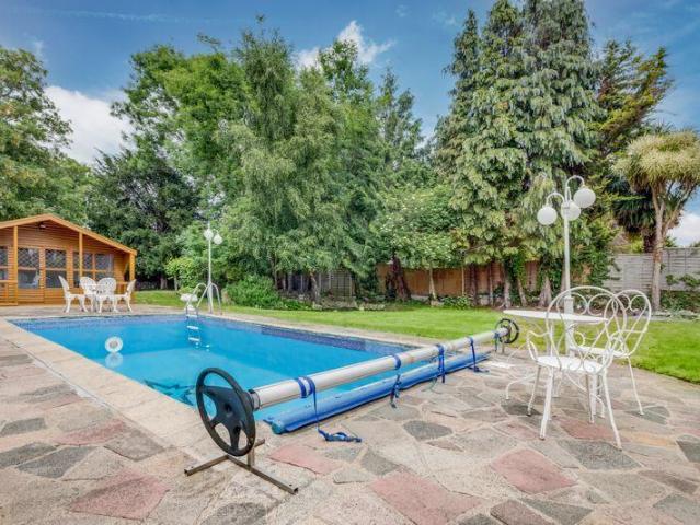 5 bedroom detached house to rent