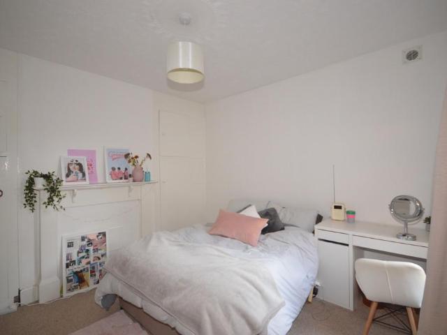 5 bedroom detached house to rent