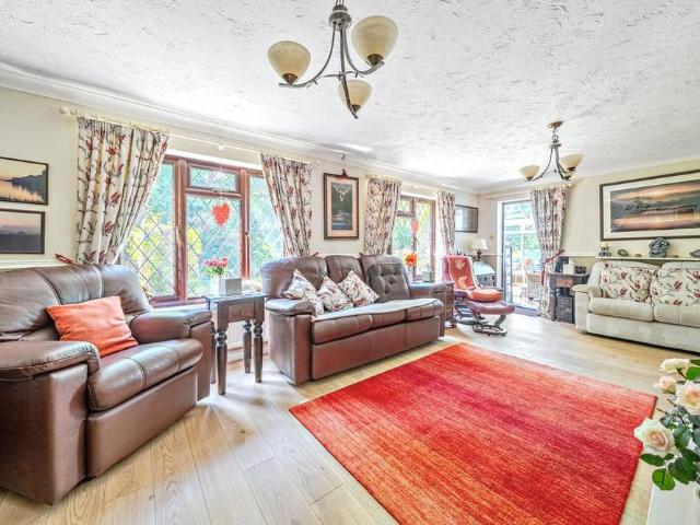 5 bedroom detached house to rent