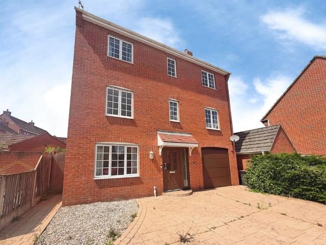 5 bedroom detached house to rent