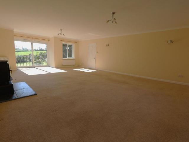 5 bedroom detached house to rent