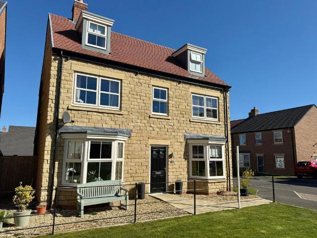 5 bedroom detached house to rent