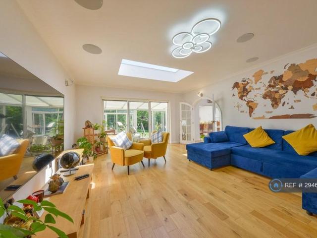 5 bedroom detached house to rent