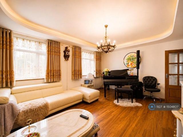 5 bedroom detached house to rent