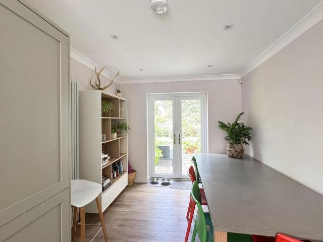 5 bedroom detached house to rent