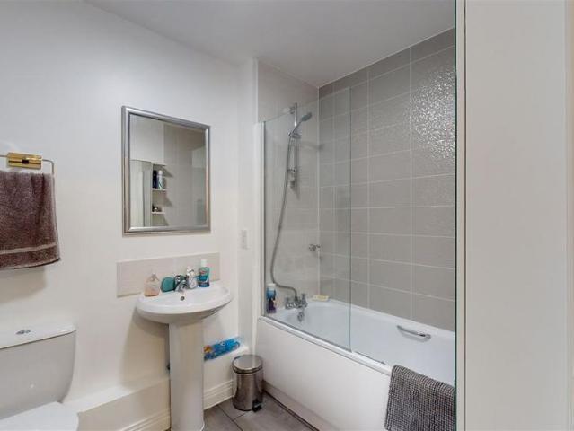 5 bedroom detached house to rent