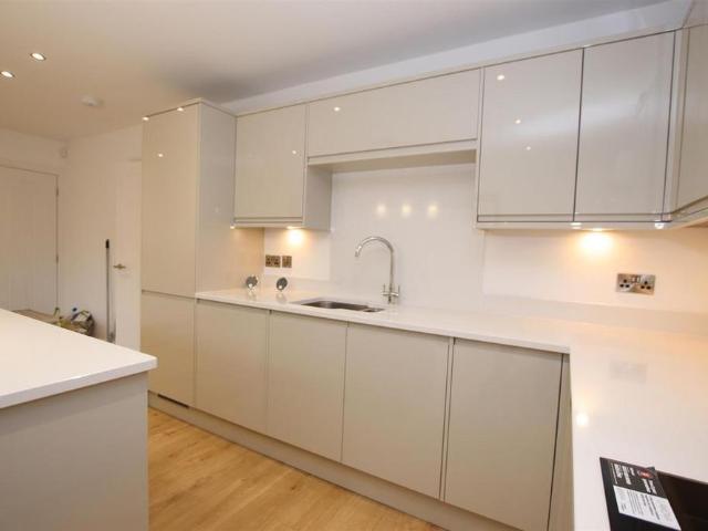 5 bedroom detached house to rent